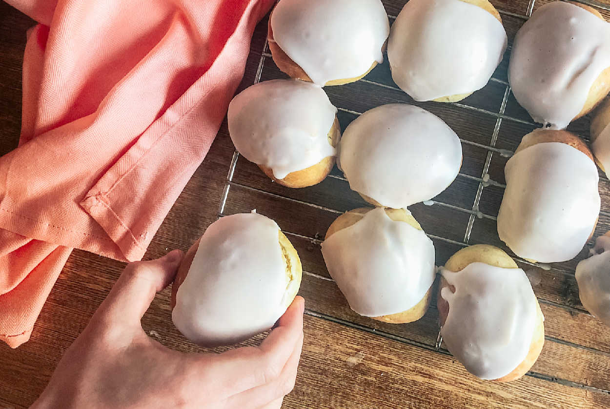 Delicious Sticky Iced Bun Recipe ⋆ Extraordinary Chaos